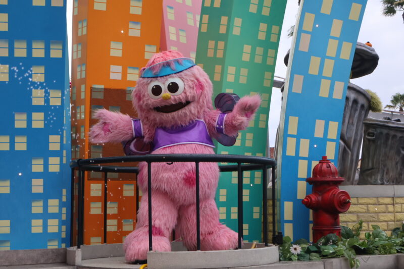 今更聞けない！USJのモッピーって何者？セサミストリートでの設定や性格、性別、声優などまとめ - mmmmemo